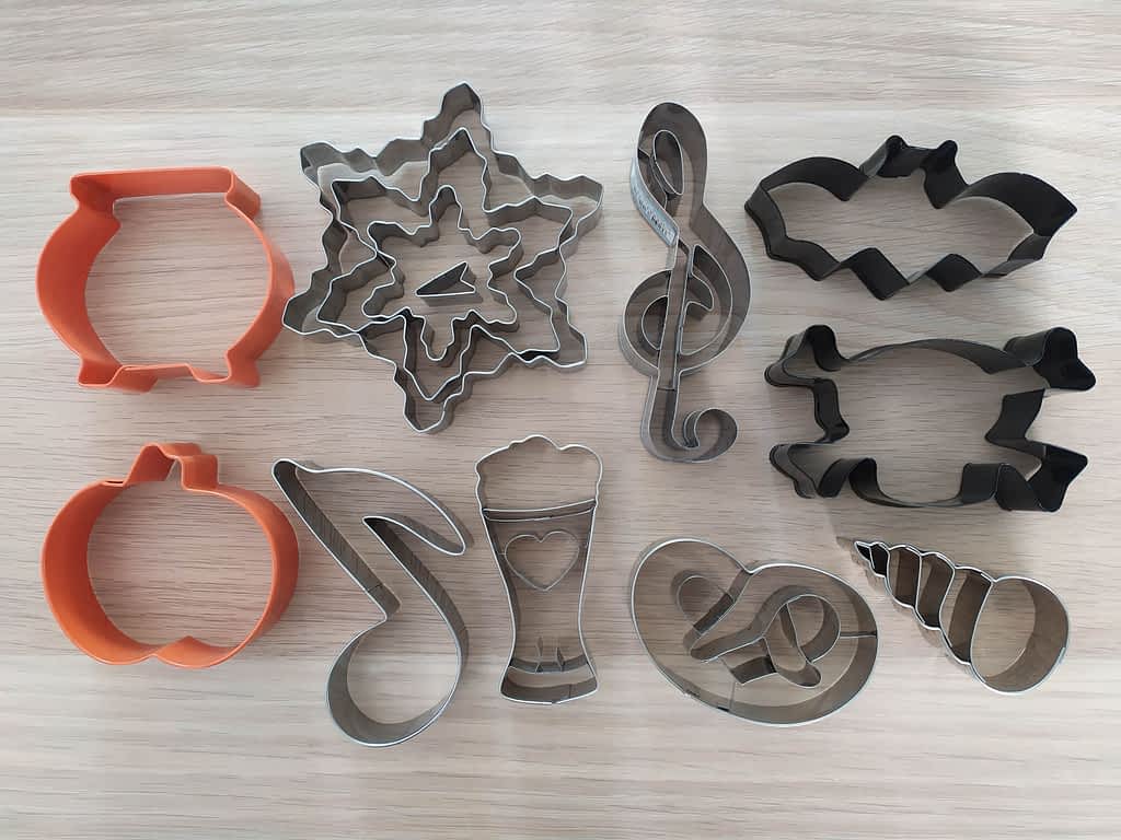 Top 15 Cake Decorating Tools - Essential Must-Haves For Cake Designers ...