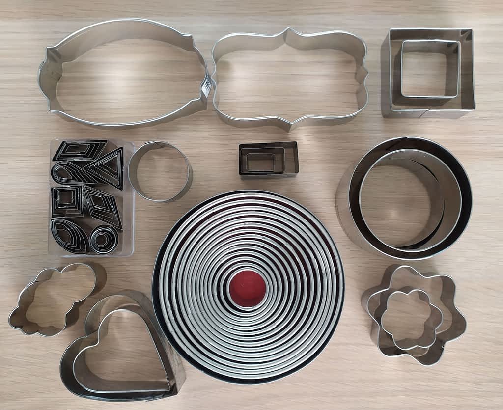 Top 15 Cake Decorating Tools - Essential Must-Haves For Cake Designers ...